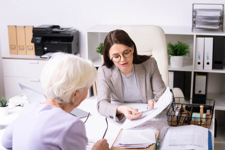 Social Workers for Seniors: What They Do & How They Help - Griswold
